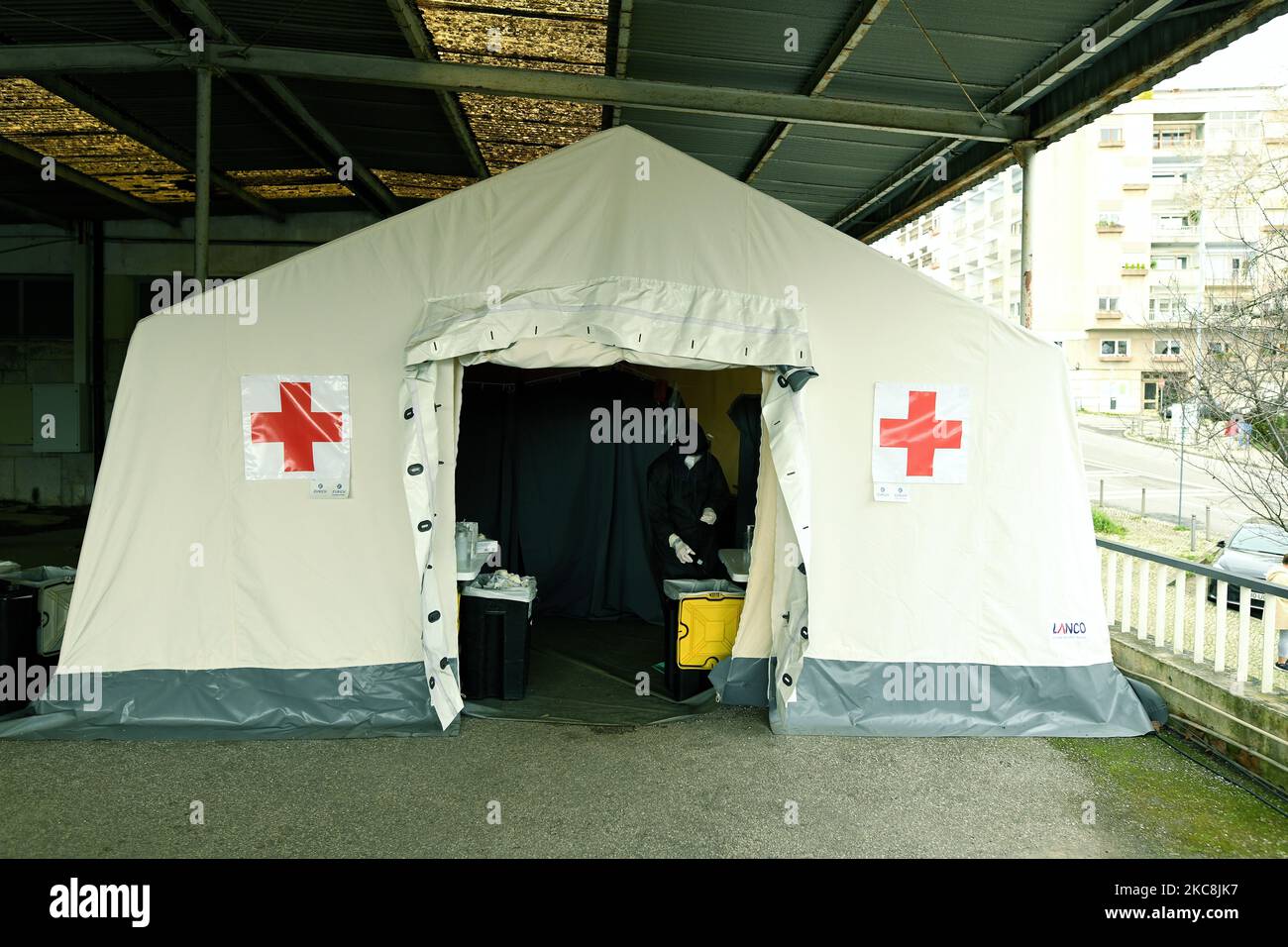 The Portuguese Red Cross tests Covid 19 at the Pulido Valente Hospital ...