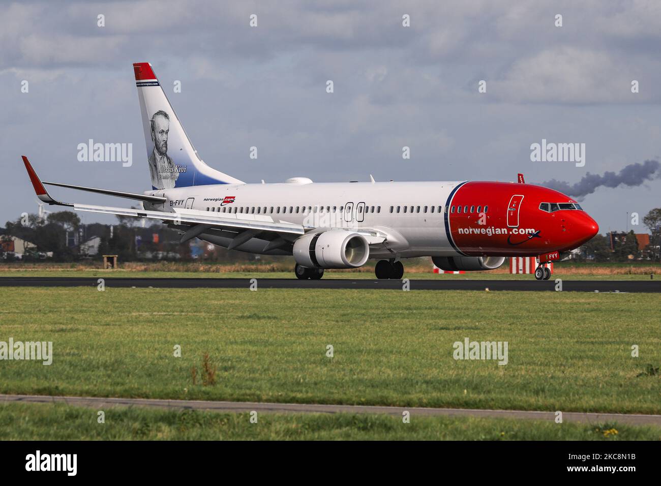 A Norwegian Air International Boeing 737-800 aircraft as seen on final ...
