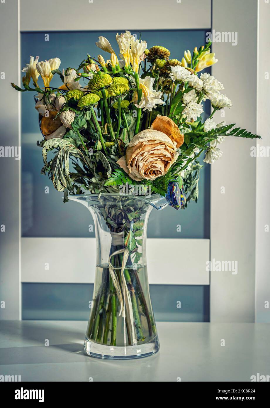 A colourful and beautiful bouquet inside a vase on a table Stock Photo ...