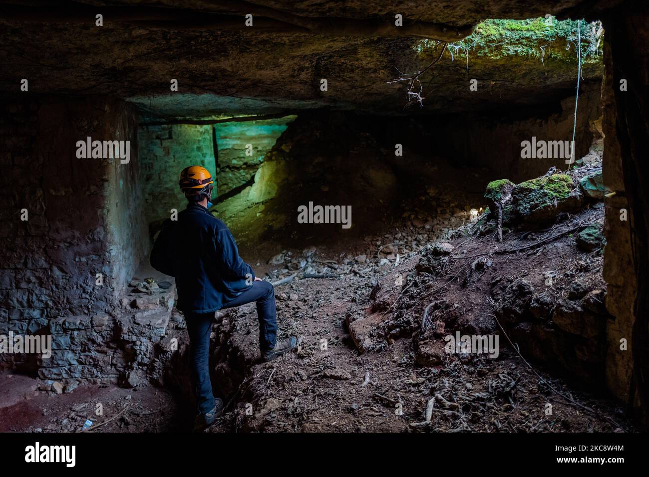 The president of the Melphicta KalipÃ¨ caves group, volunteer ...