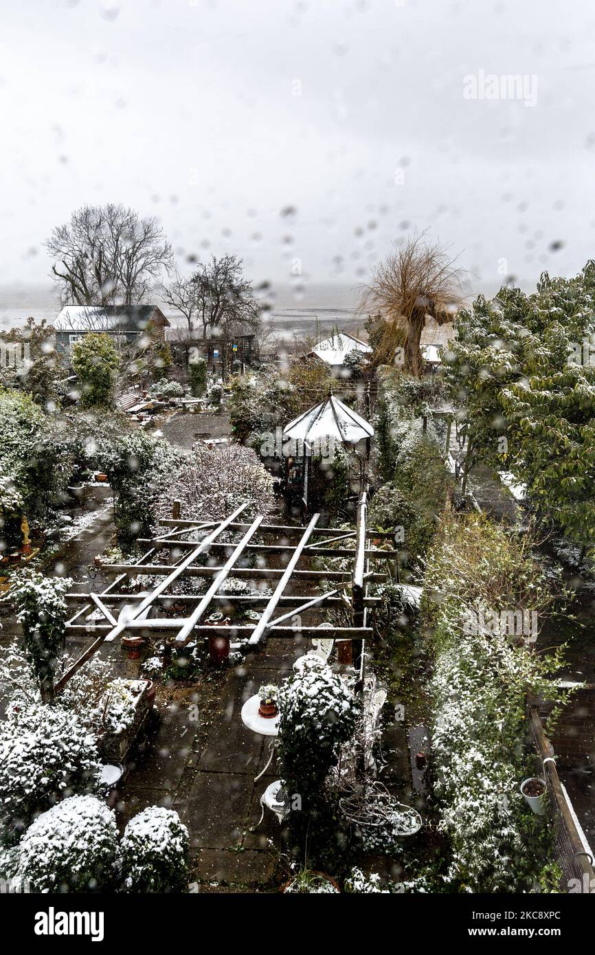 Wind and snow arrives on the South-East England coast brought by Storm ...