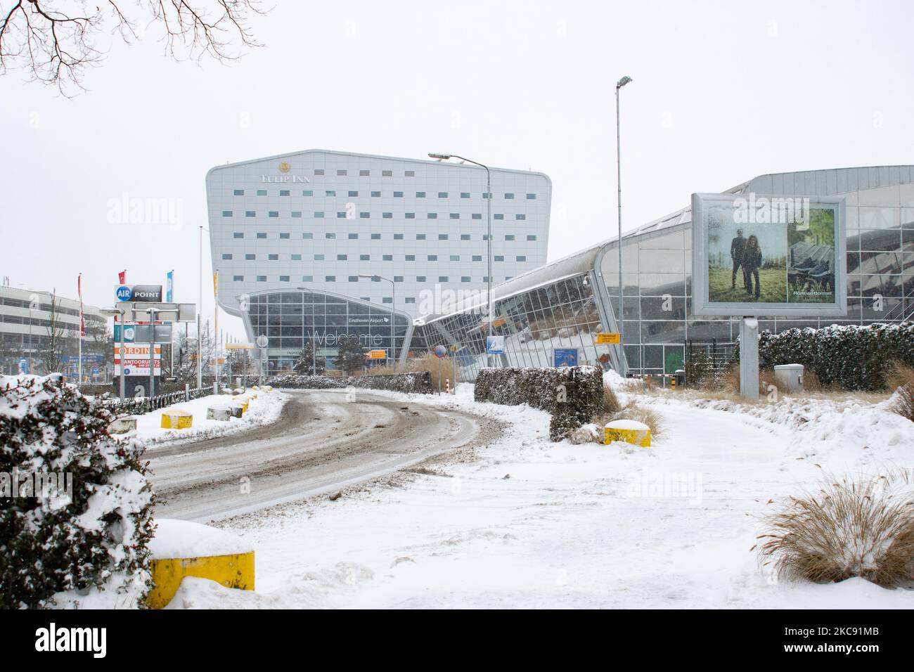 Snowstorm shuts down the airport of Eindhoven EIN in the Netherlands ...