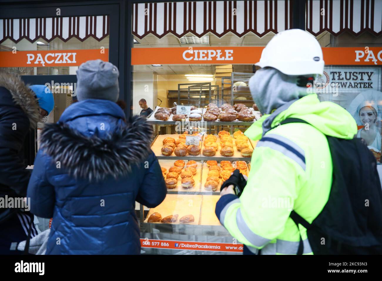People queue to buy donuts at bakery 'Dobra Paczkarnia' on Fat Thursday ...
