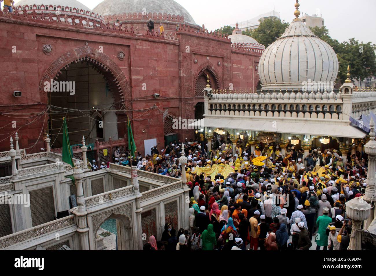 Devouts throng the Nizamuddin Dargah embraced in yellow on the occasion ...
