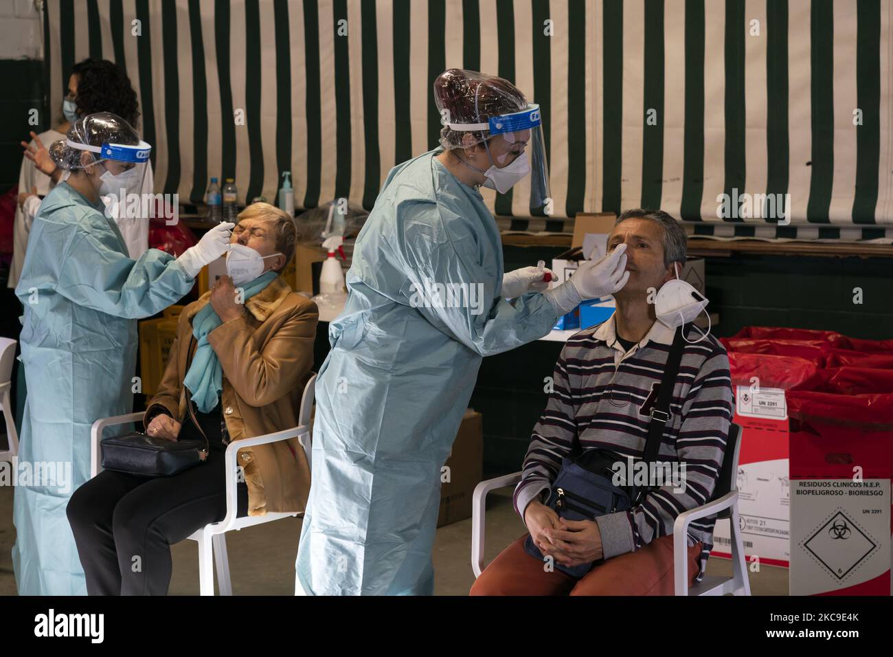 Two participants in the mass screening of PCR tests at the Racing de ...