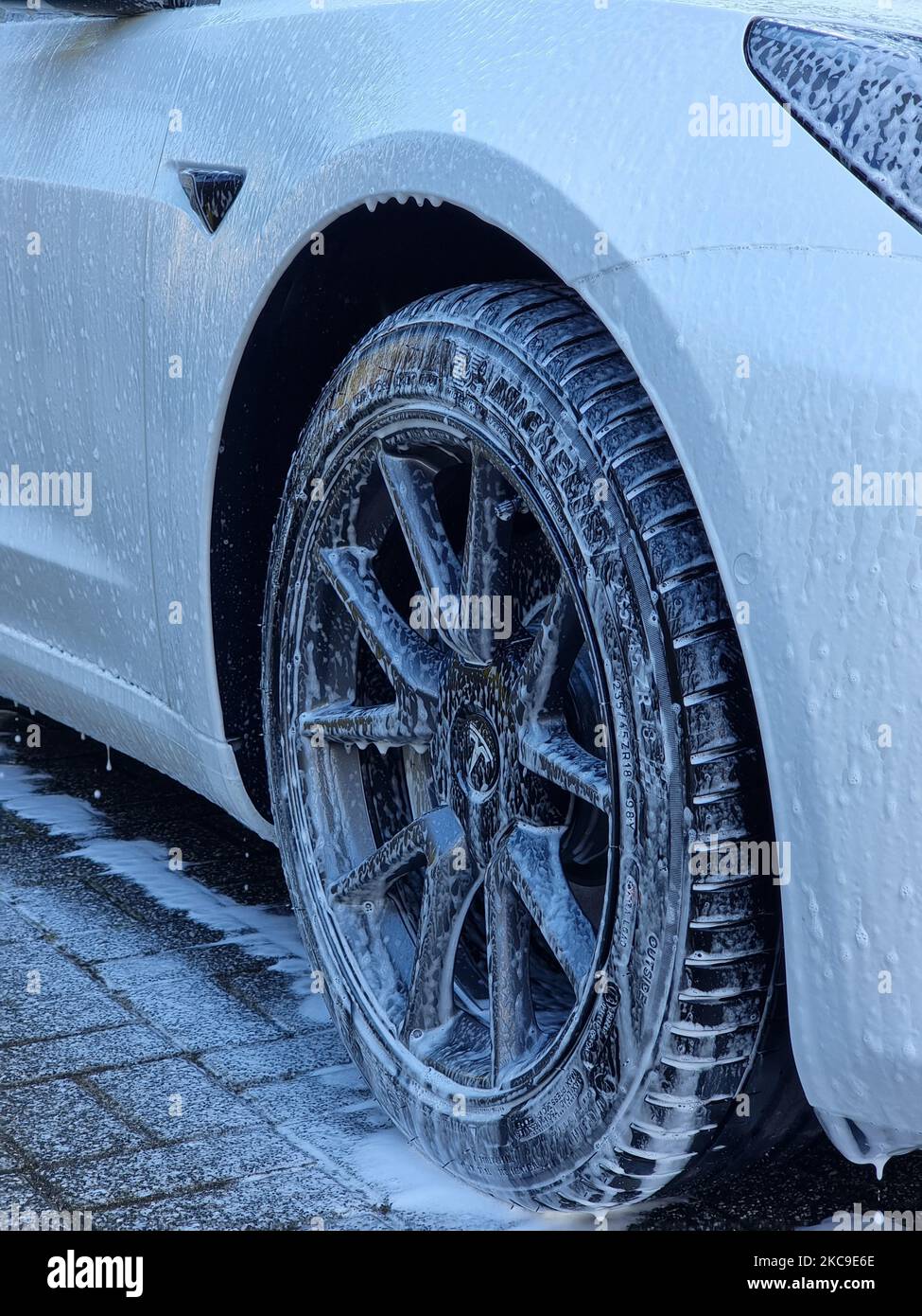 Cleaning 18" Tesla Wheels with shampoo, foam Stock Photo - Alamy