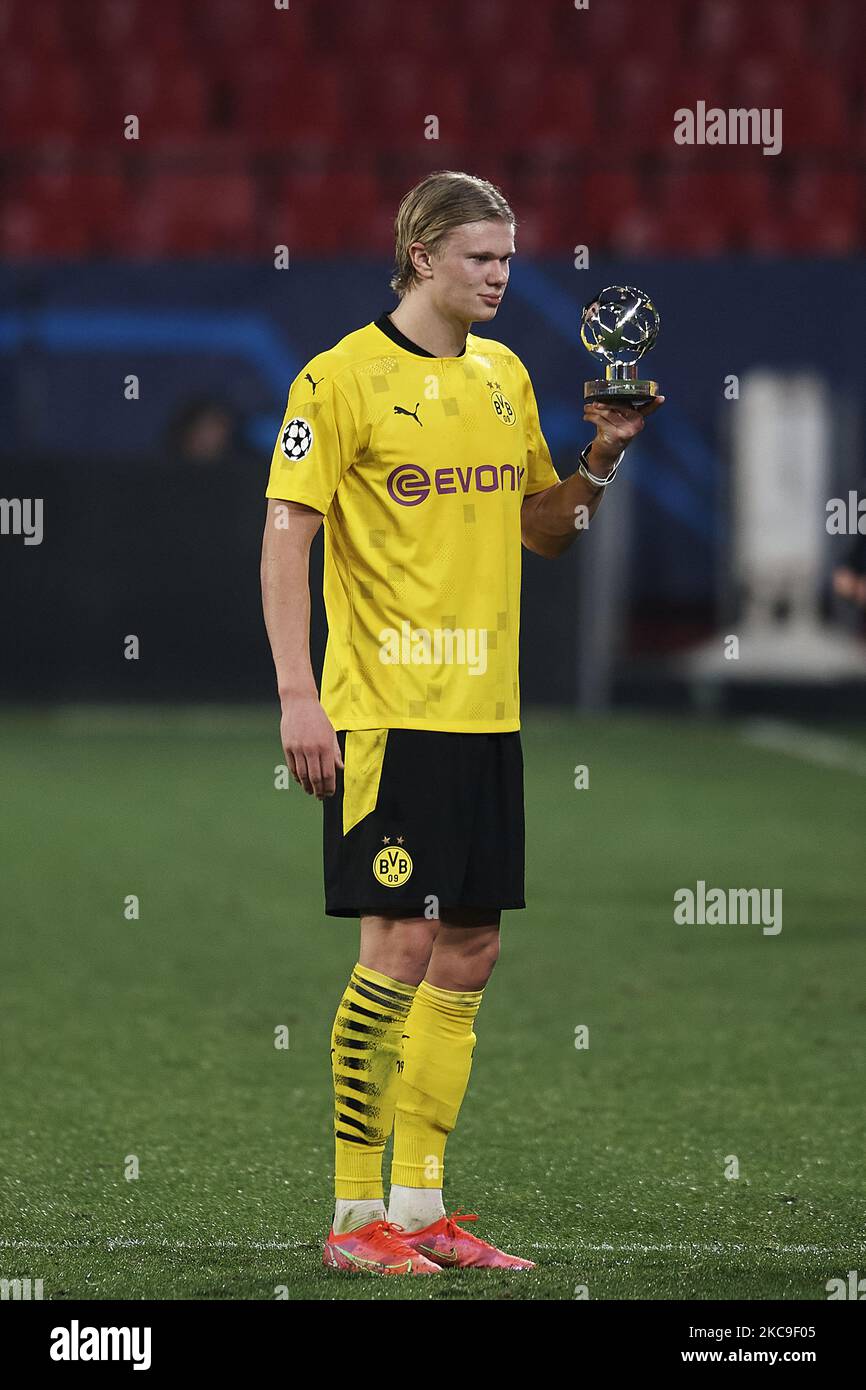 Haaland dortmund trophy hi-res stock photography and images - Alamy