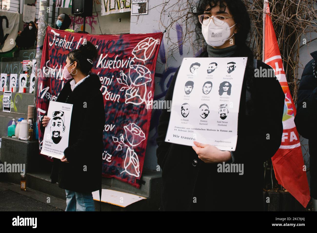 hundreds people is seen gathering to commemorate the dead of Hanau ...