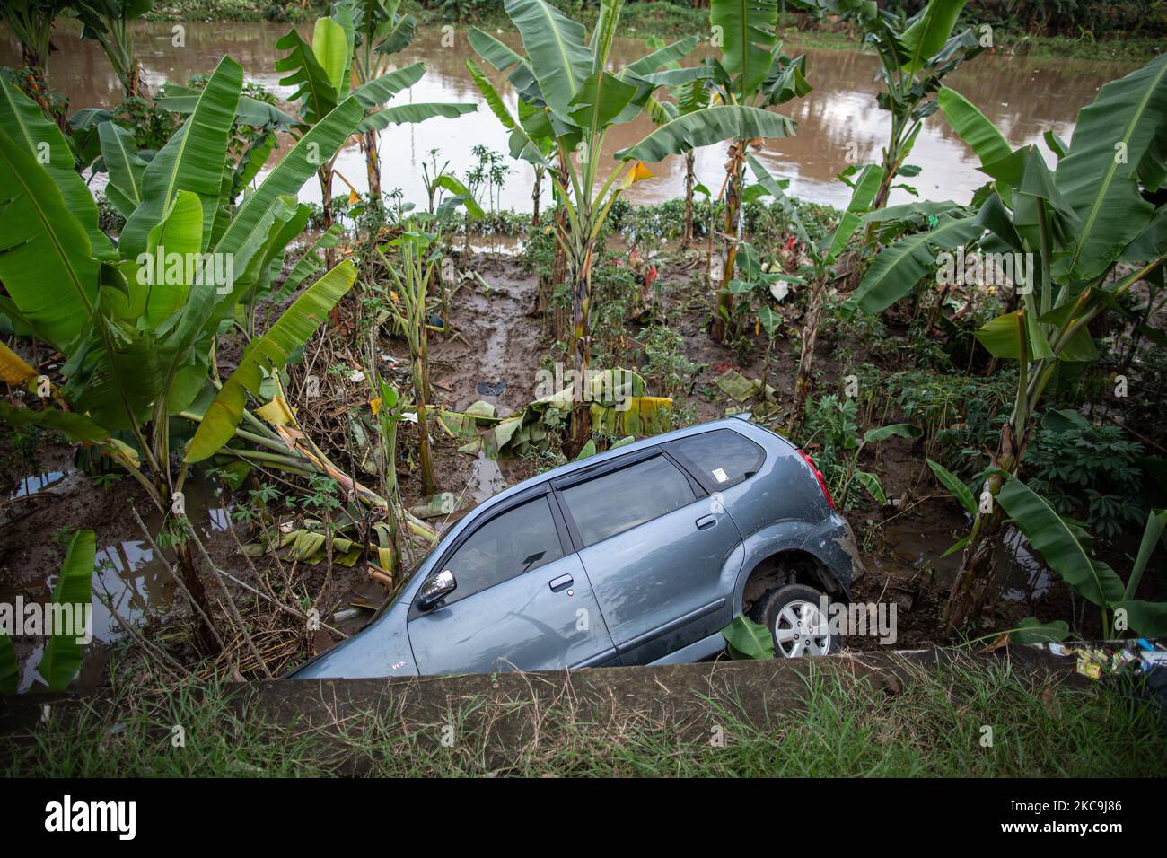 Damaged avanza family car hi-res stock photography and images - Alamy