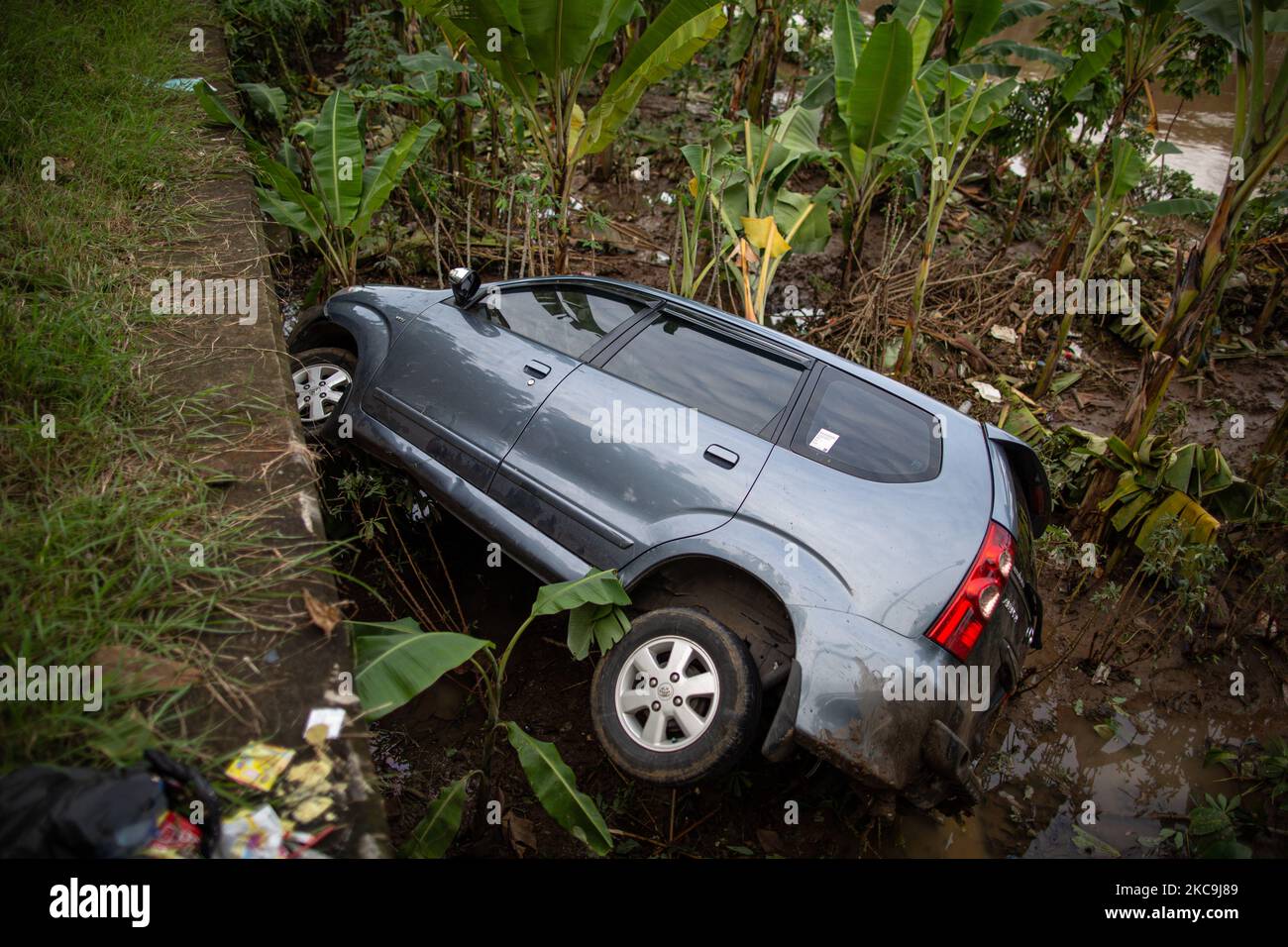 Damaged avanza family car hi-res stock photography and images - Alamy