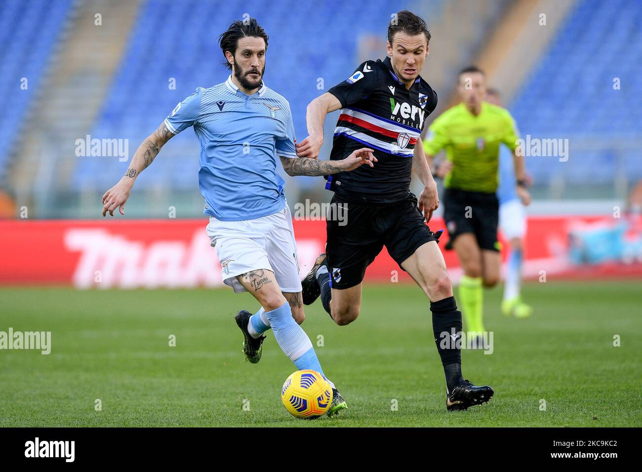 Luis Alberto of SS Lazio and Albin Ekdal of UC Sampdoria compete for ...