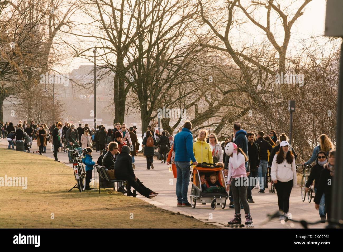 people enjoy outdoor time in Rhine park as temperature reaches to 16 ...