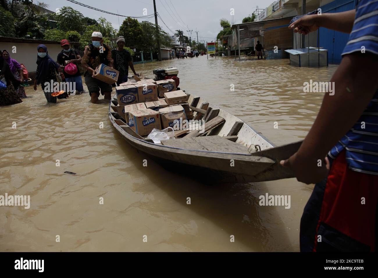 Wooden boat carry logistics hi-res stock photography and images - Alamy
