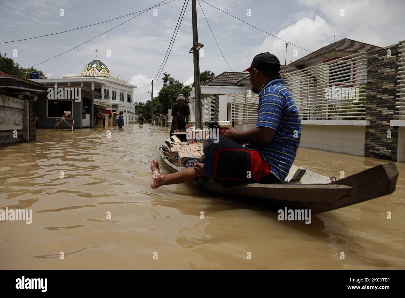 Redients using wooden boat carry logistics during floods in Pebayuran ...