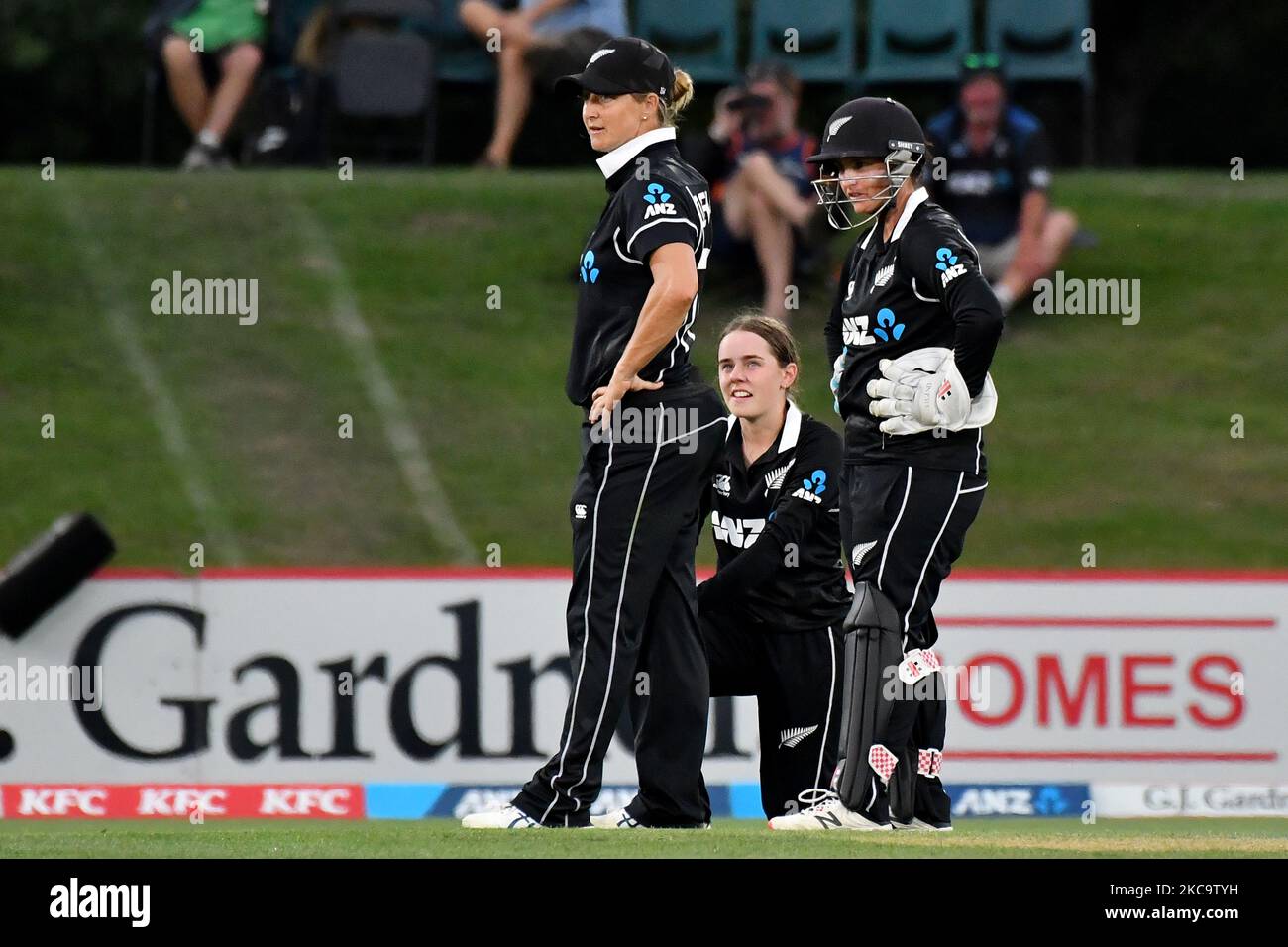 New Zealand's captain Sophie Devine (L),Â Fran Jonas (C) and wicket ...