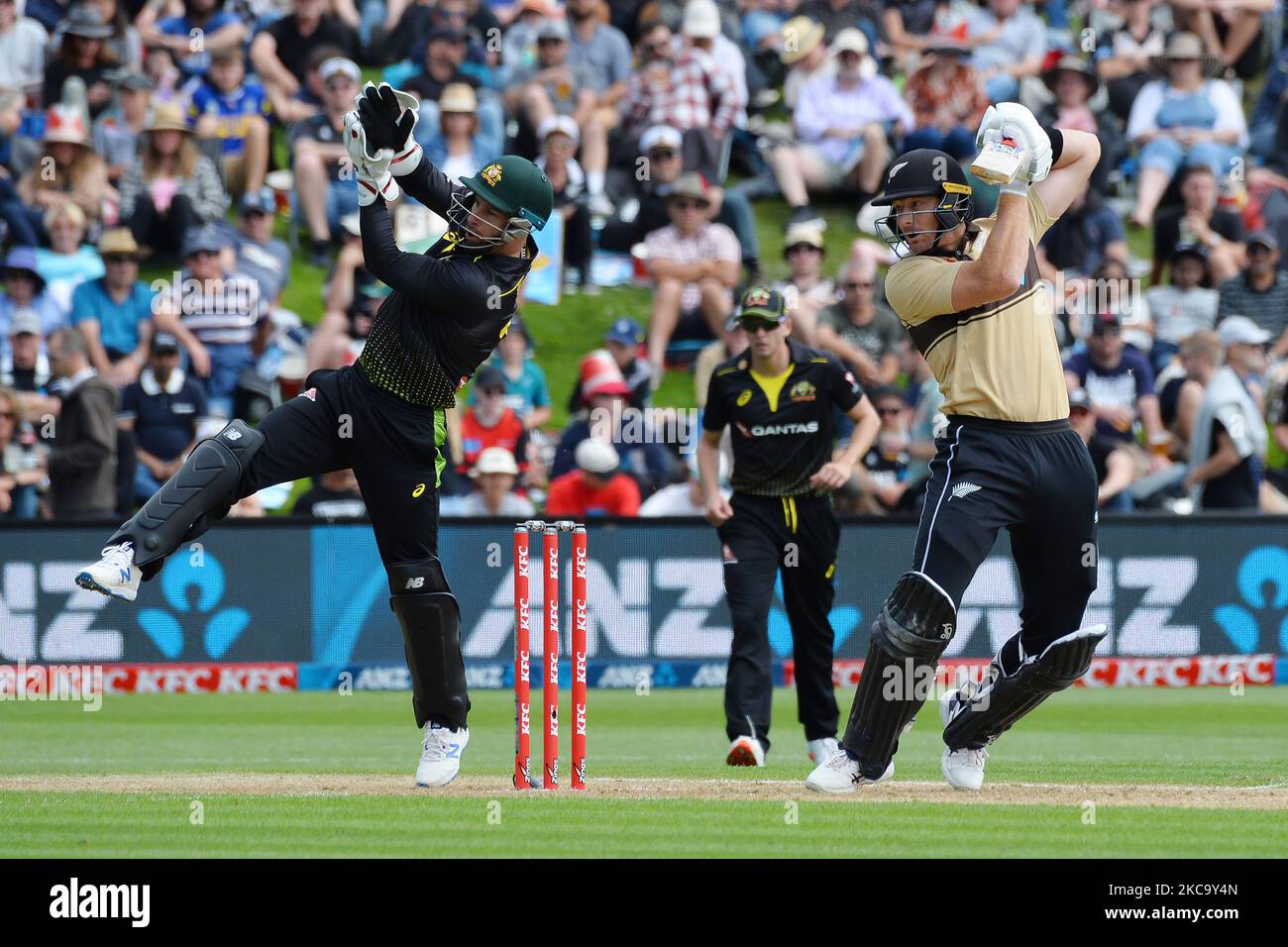 New Zealand's Martin Guptill (R) is watched by Australia's wicketkeeper ...