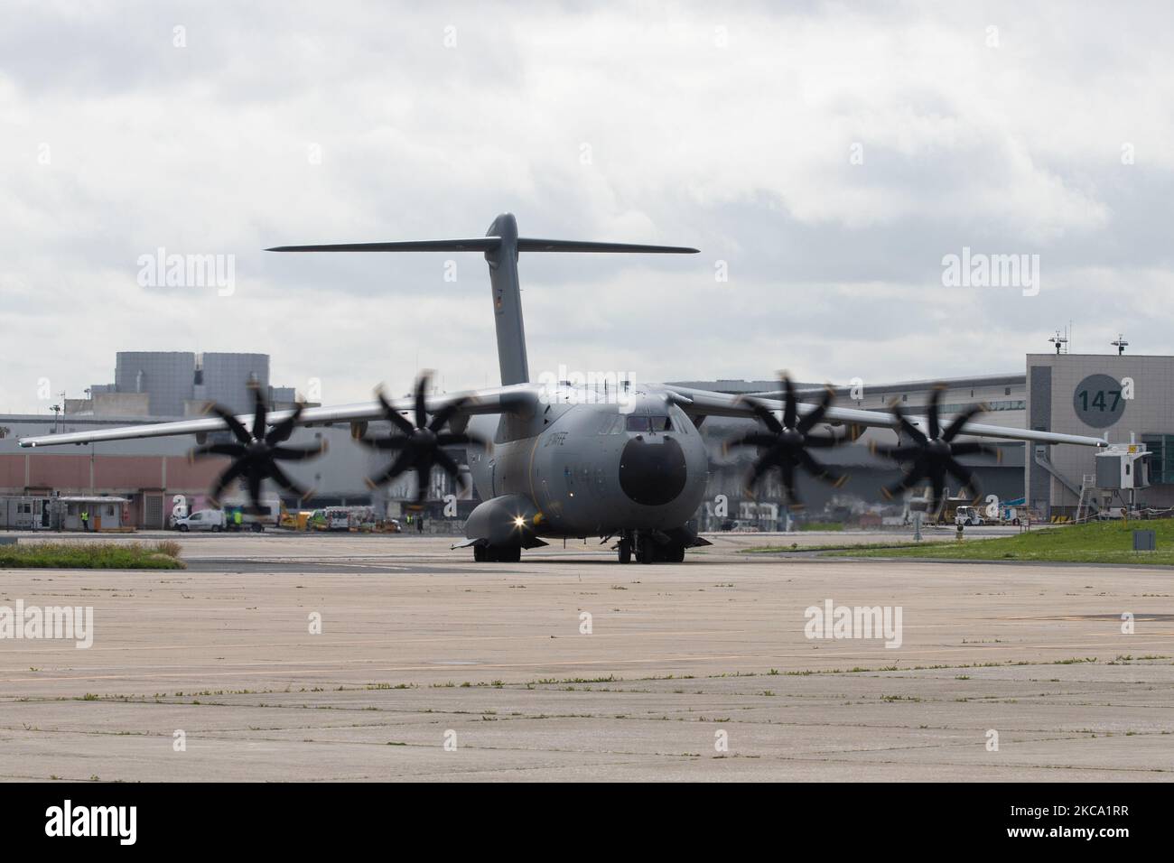 The airbus A400M with the German medical team and the supplies arrives ...