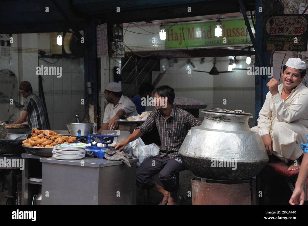 Roadside restaurant at a market near the Jamia Masjid in Old Delhi ...