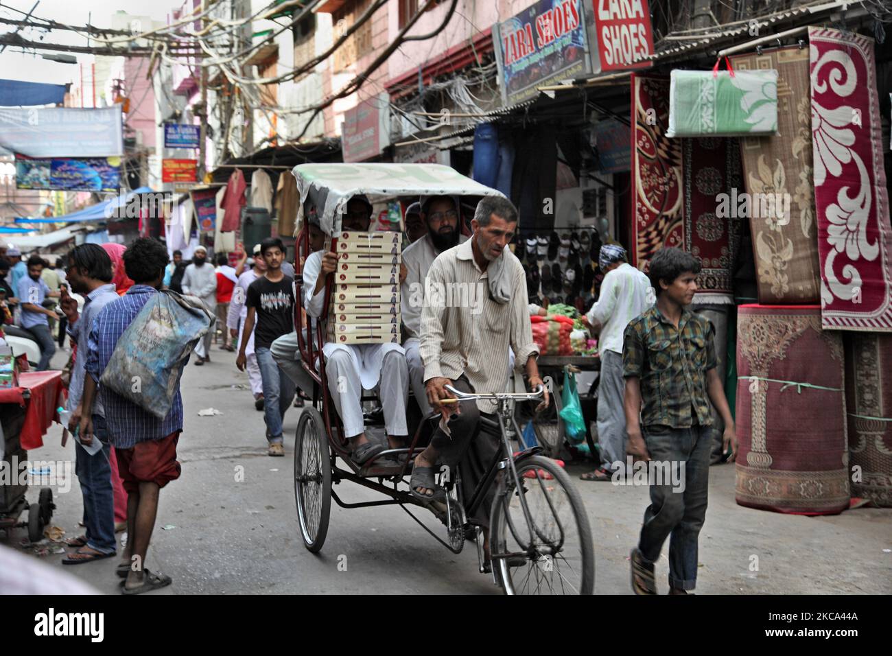Crowded street at a market near the Jamia Masjid in Old Delhi, India ...