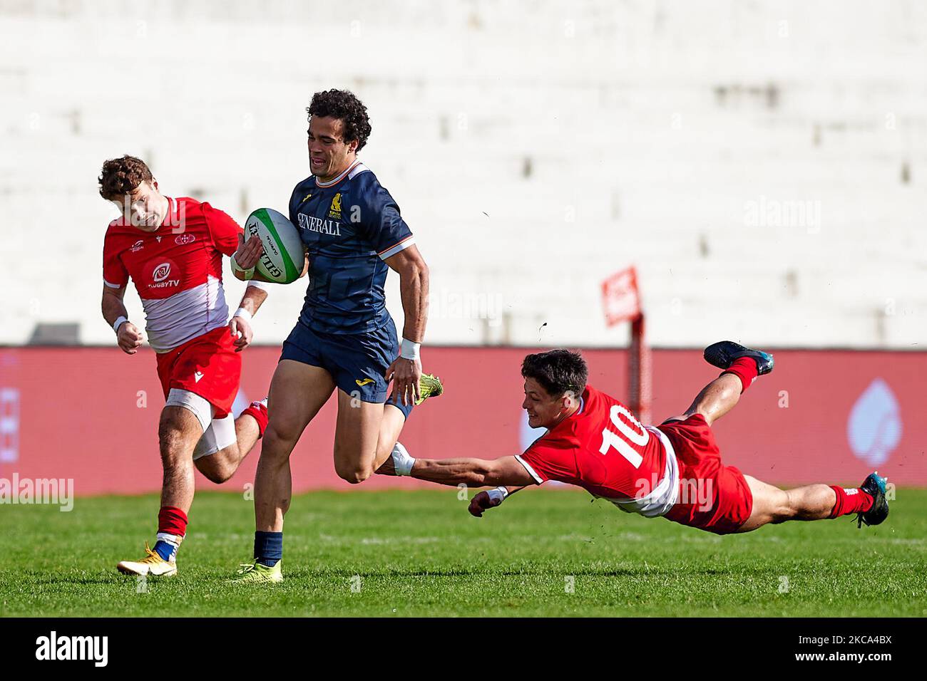 Players In action during the Madrid Rugby 7s match between Spain and ...