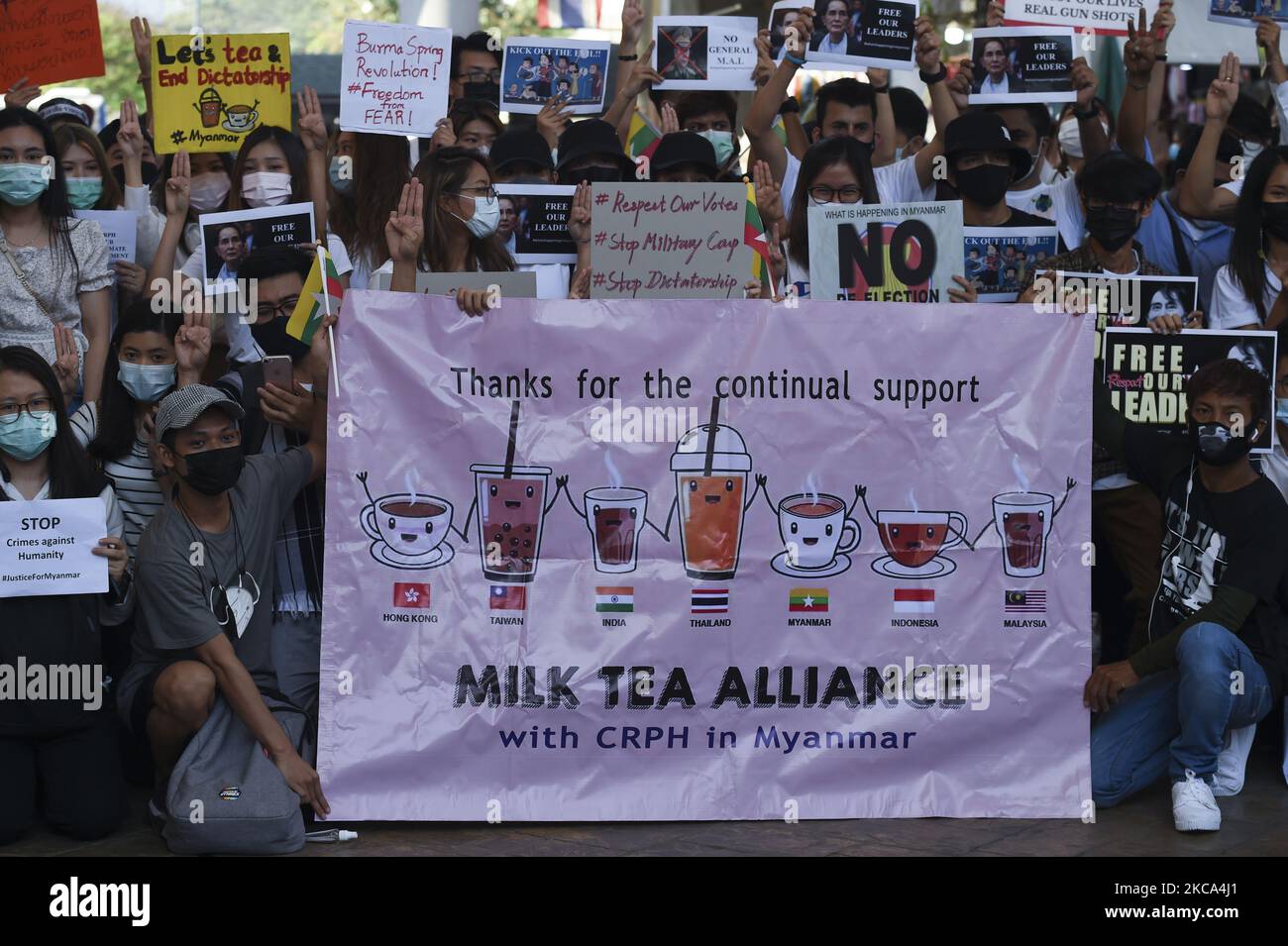 Holds signs hi-res stock photography and images - Alamy