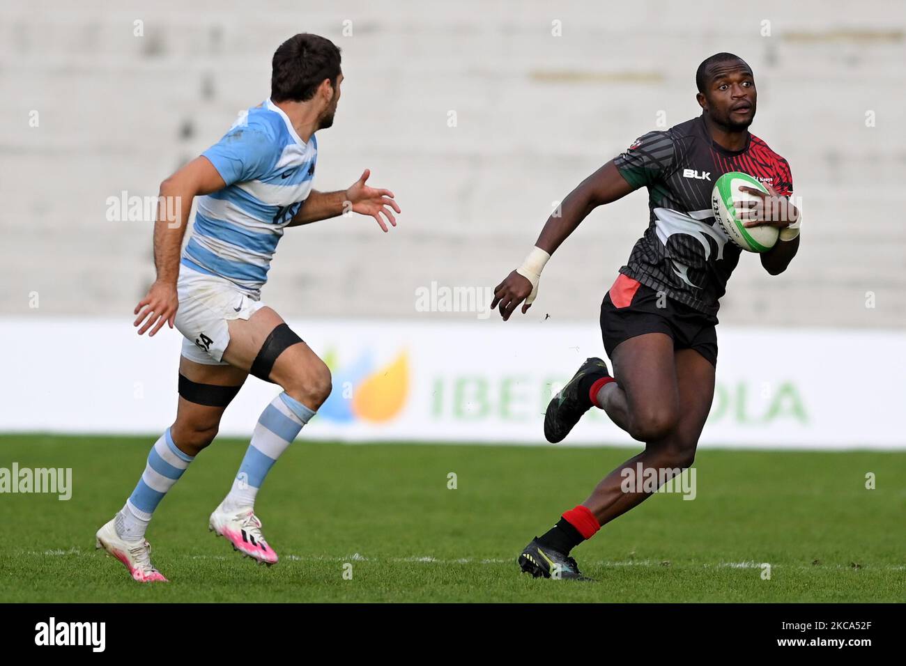 Players In action during the Madrid Rugby 7s Final match between ...