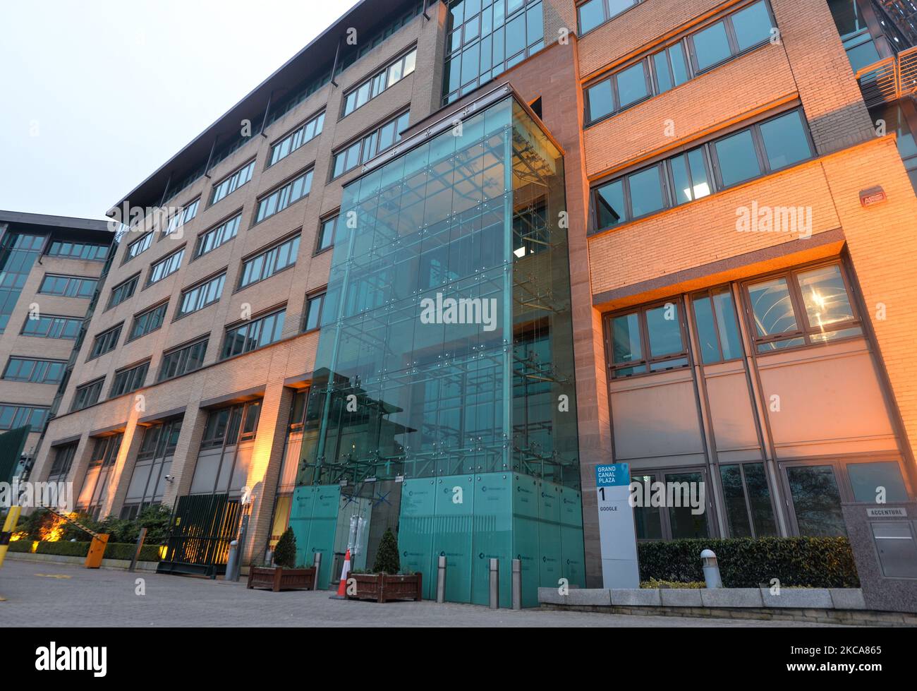 Dublins grand canal plaza hi-res stock photography and images - Alamy