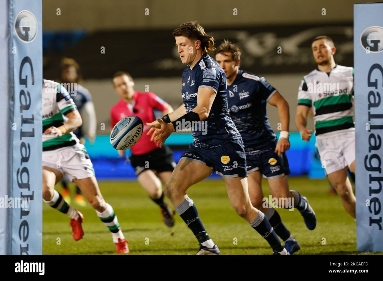 Sam James of Sale Sharks clears for touch during the Gallagher ...