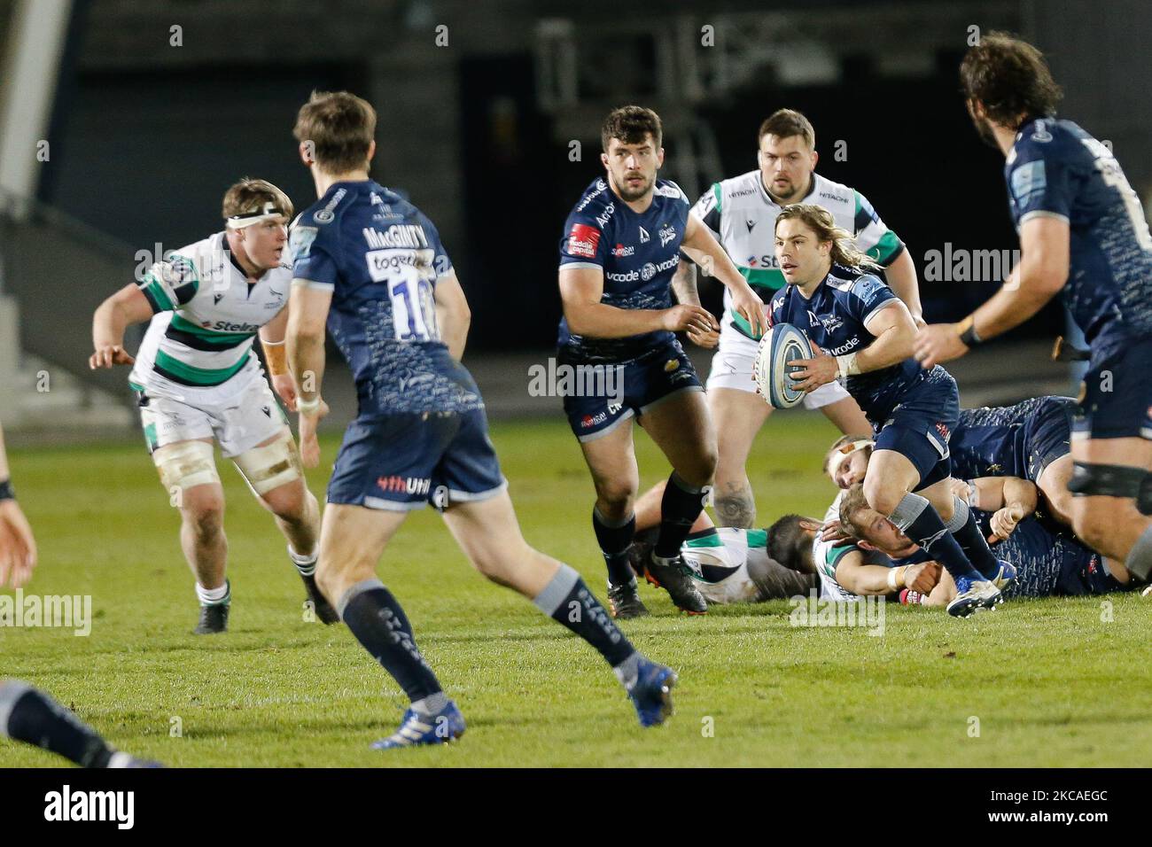 Faf de Klerk of Sale Sharks breaks from the base during the Gallagher ...