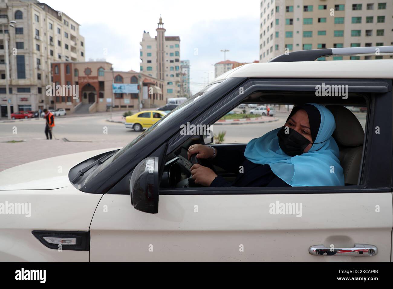 The first female Palestinian taxi driver in the Gaza Strip, Nayla Abu ...