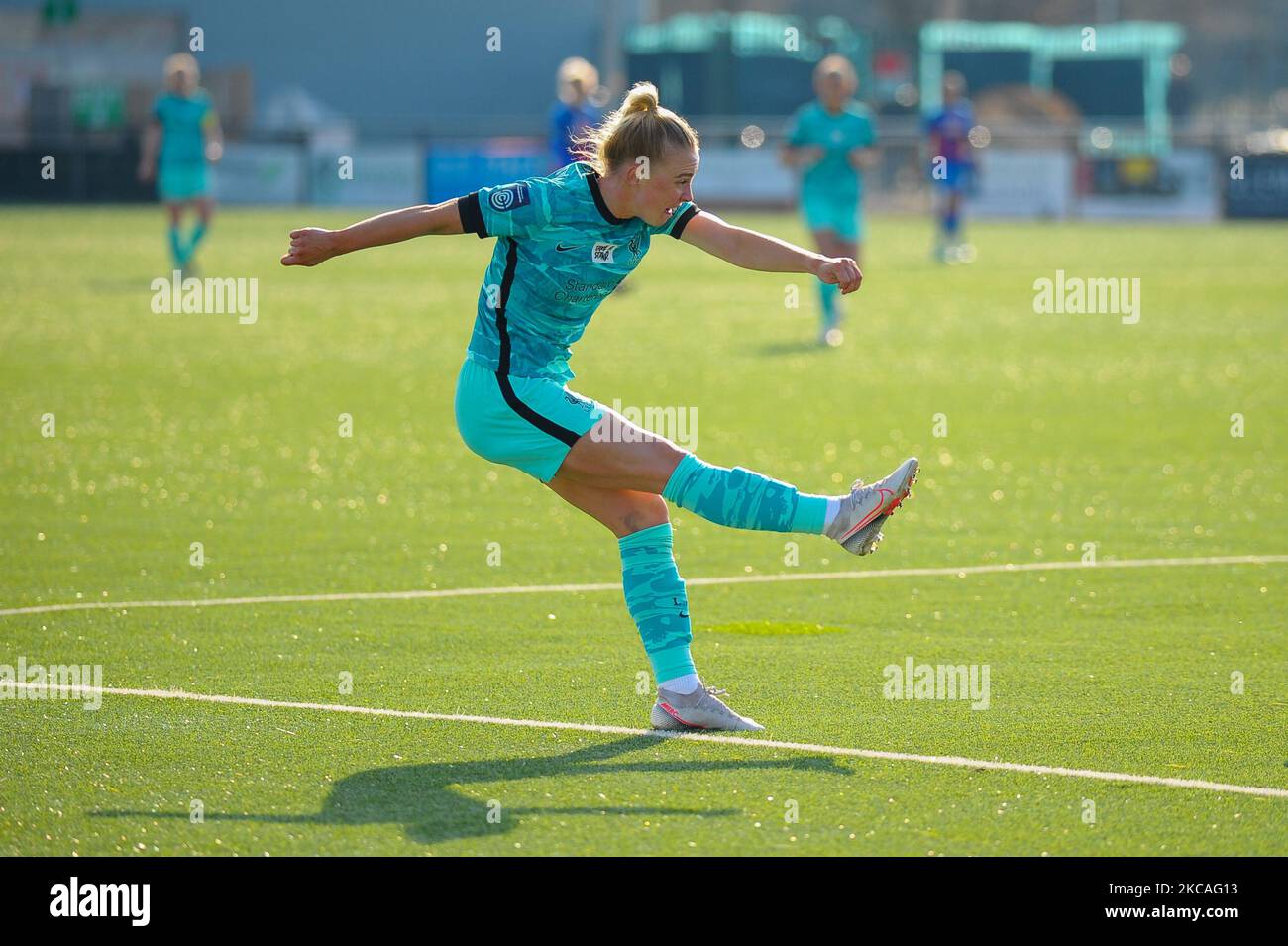 Ashley Hobson of Liverpool shoots Crystal Palace Women and Liverpool ...