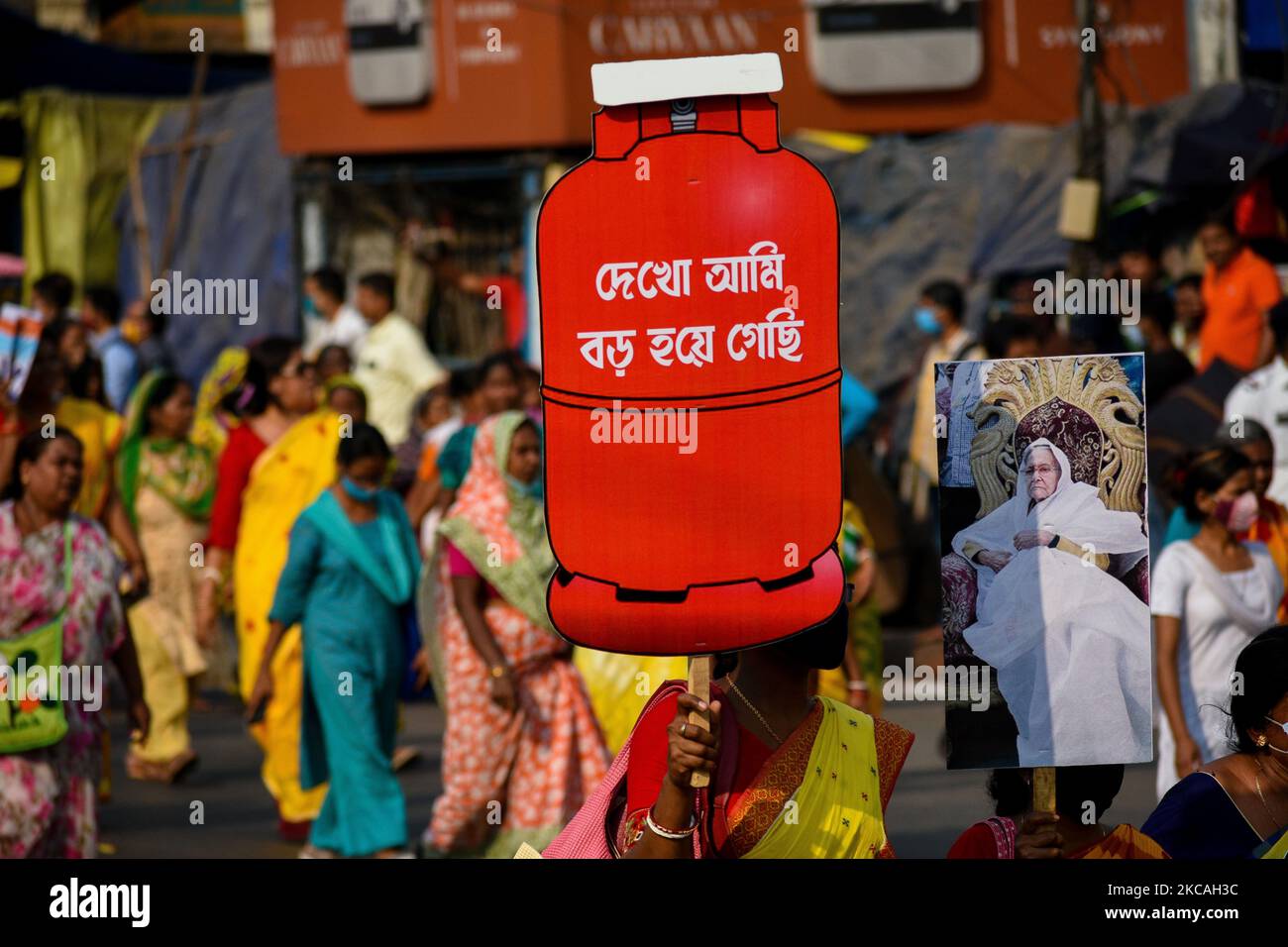 Carrying a gas cylinder hi-res stock photography and images - Alamy