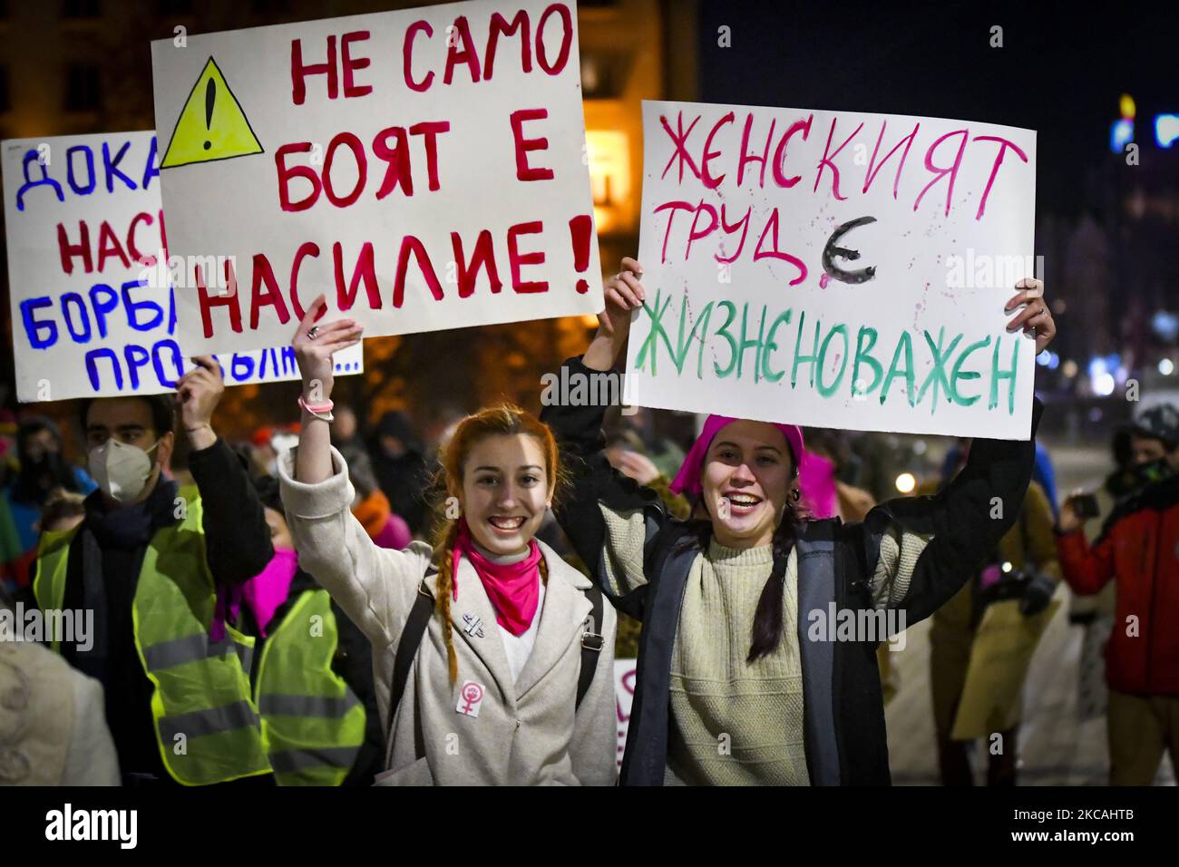 Women holding signs hi-res stock photography and images - Alamy