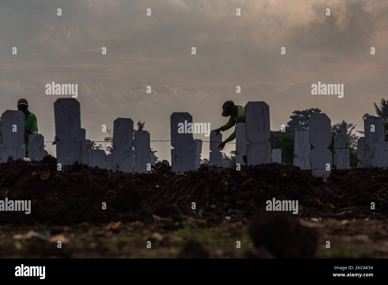 Grave diggers work during the burial of a COVID-19 coronavirus victim ...