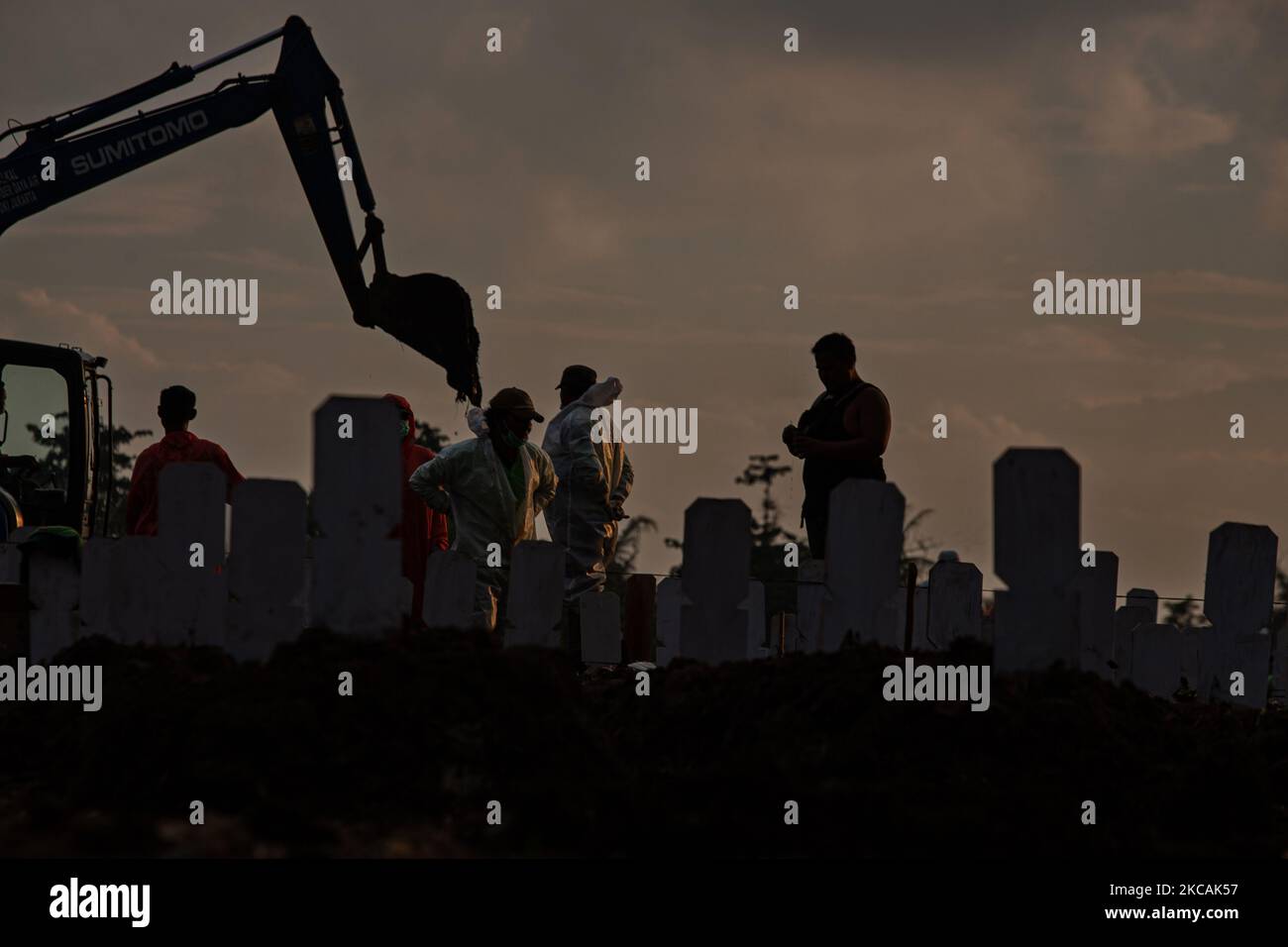 Grave diggers work during the burial of a COVID-19 coronavirus victim ...