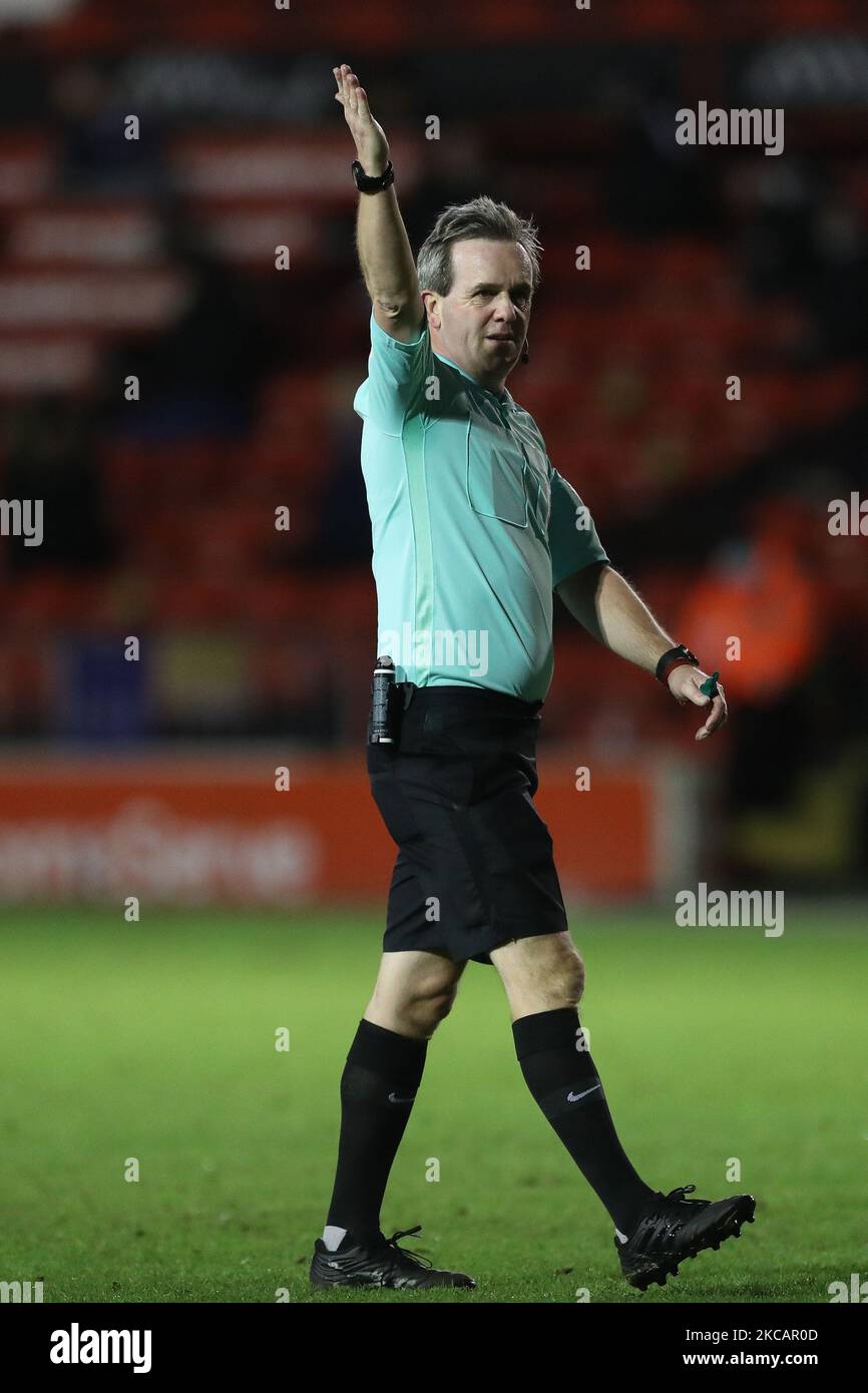 Carl brook referee hi-res stock photography and images - Alamy