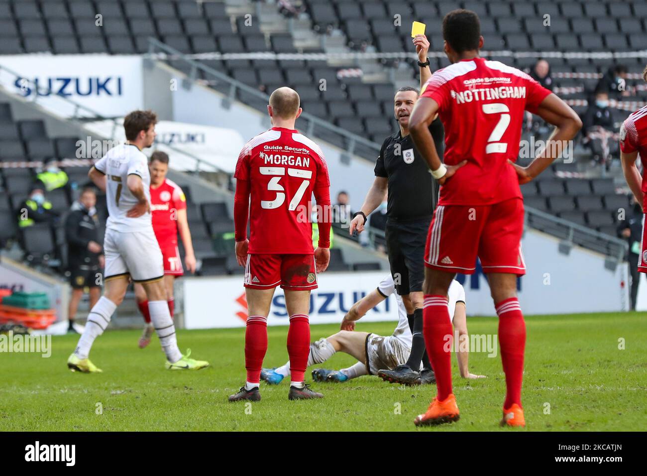 Milton keynes dons referee hi-res stock photography and images - Alamy
