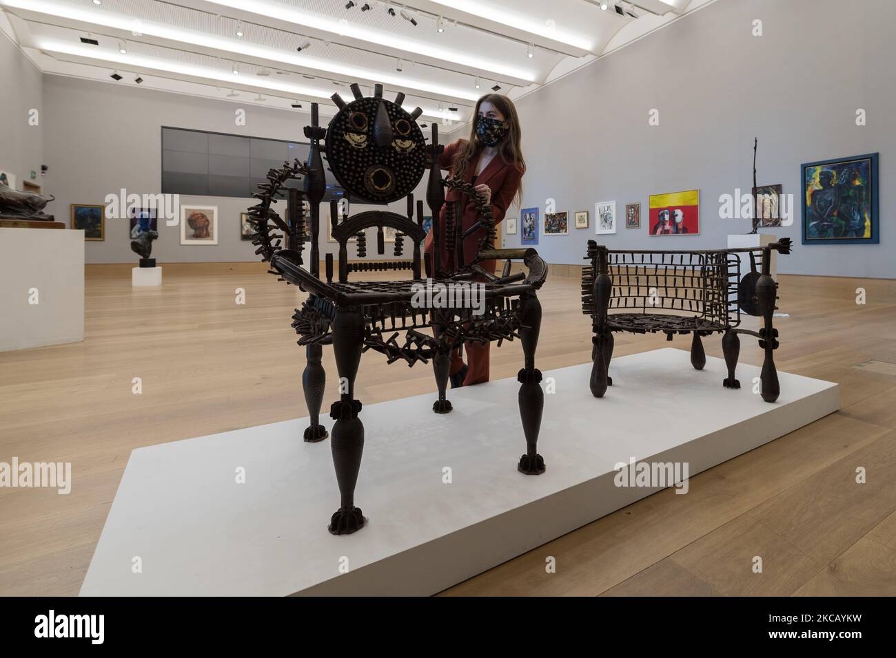 Pair of thrones hi-res stock photography and images - Alamy