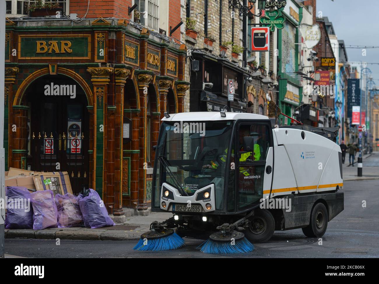 Main street of dublins temple bar hi-res stock photography and images ...