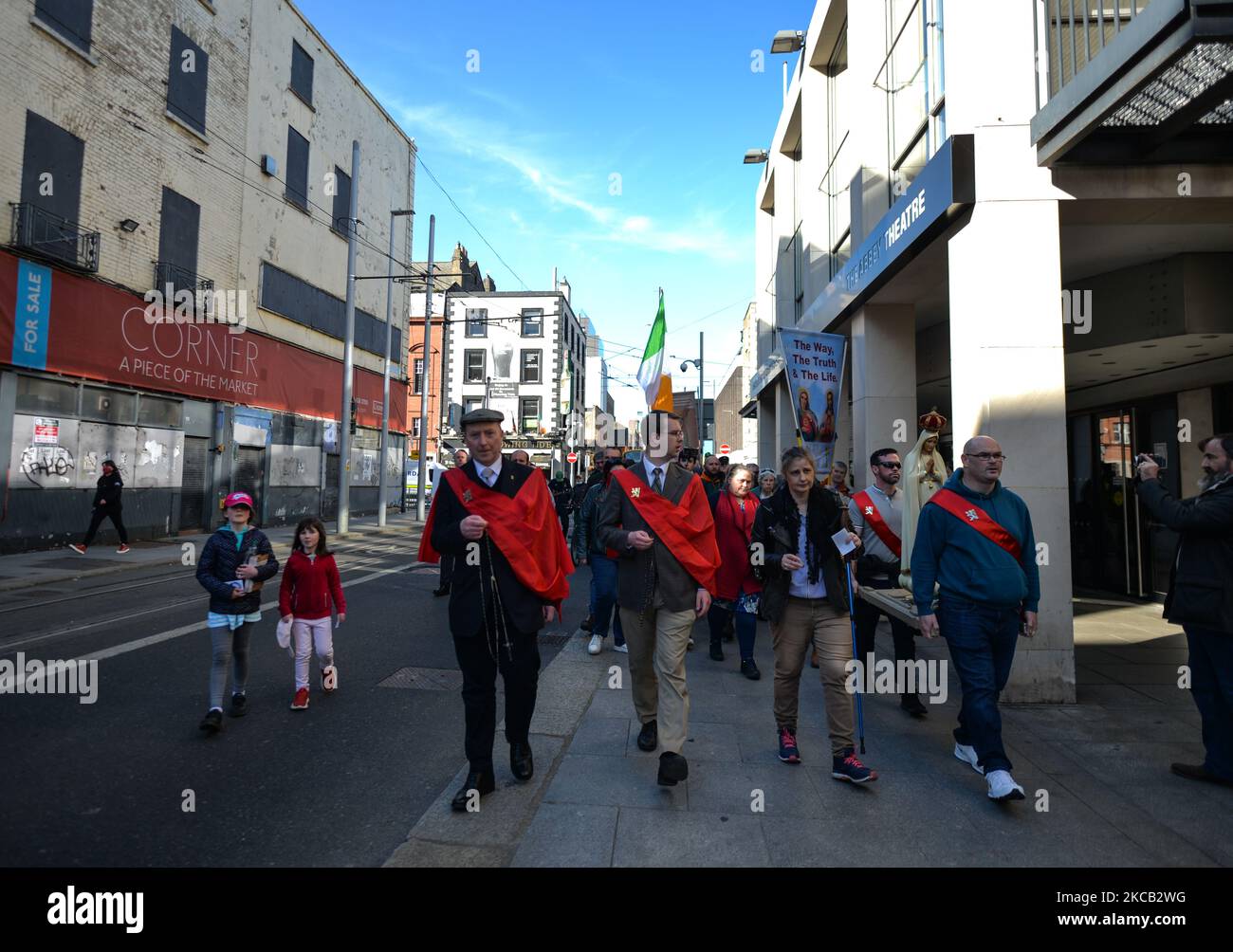Guinness statue dublin hi-res stock photography and images - Alamy