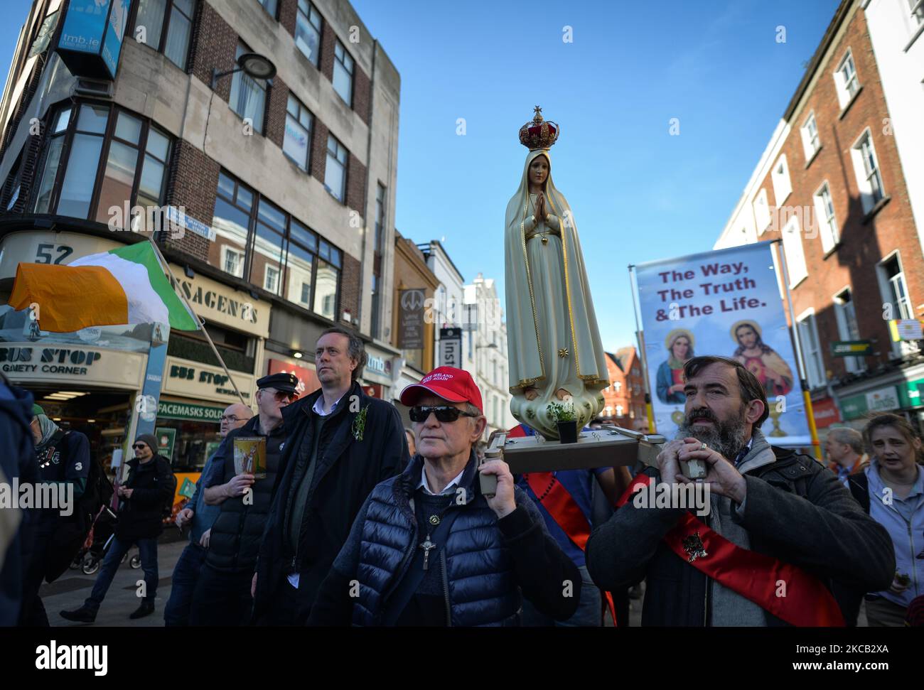 Guinness statue dublin hi-res stock photography and images - Alamy