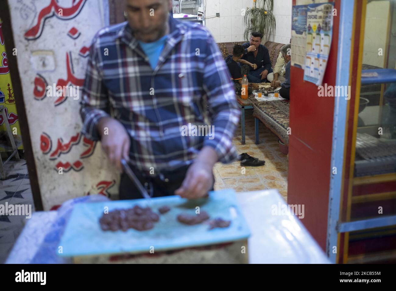 Iran food family hi-res stock photography and images - Alamy