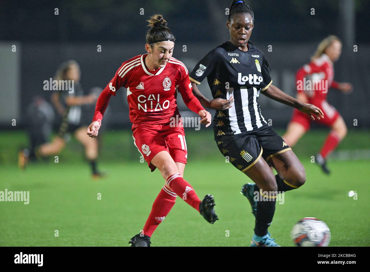Noemie Gelders (10) of Standard pictured with Francesca Lueya (8) of ...