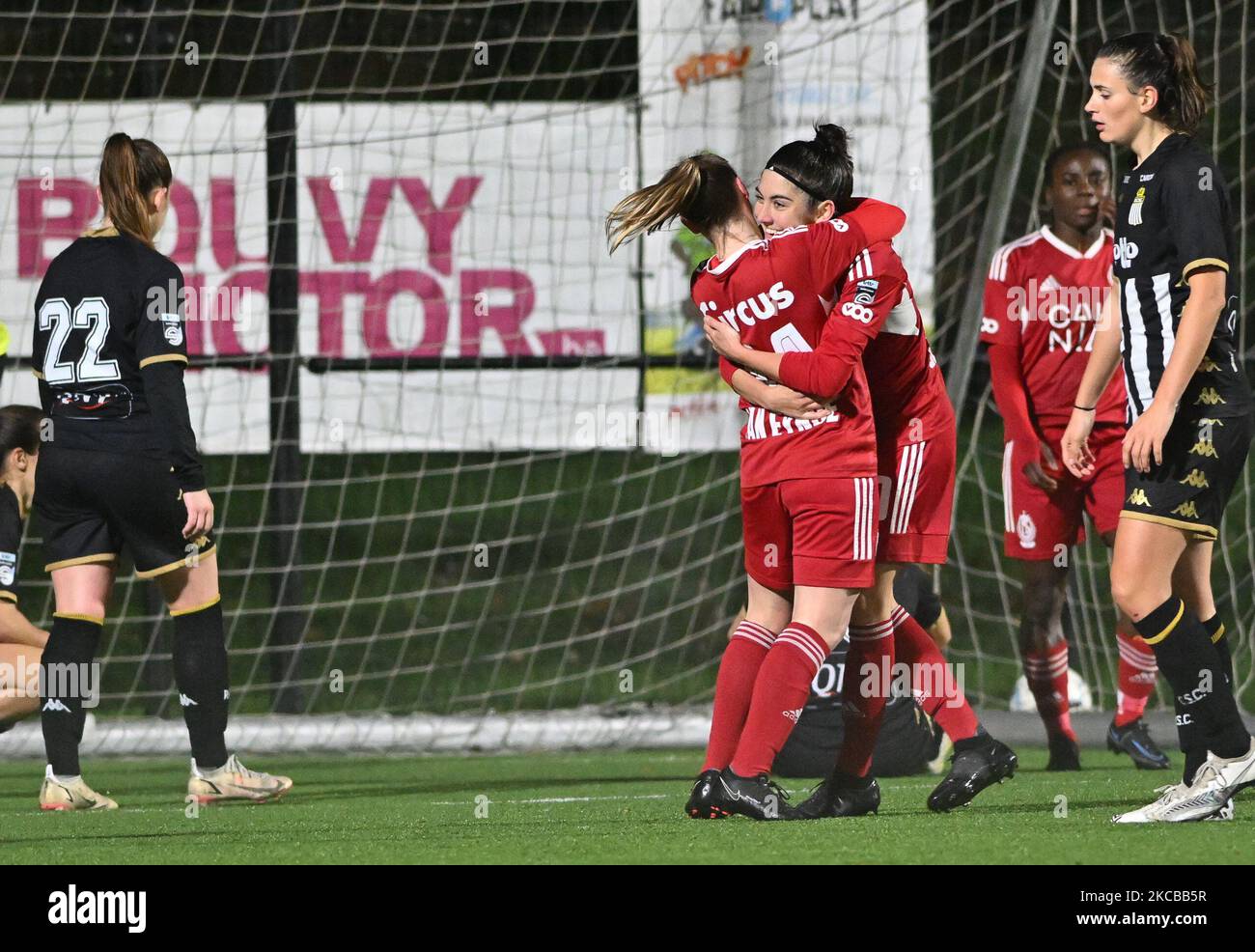 Noemie Gelders (10) of Standard pictured celebrating with teammates ...