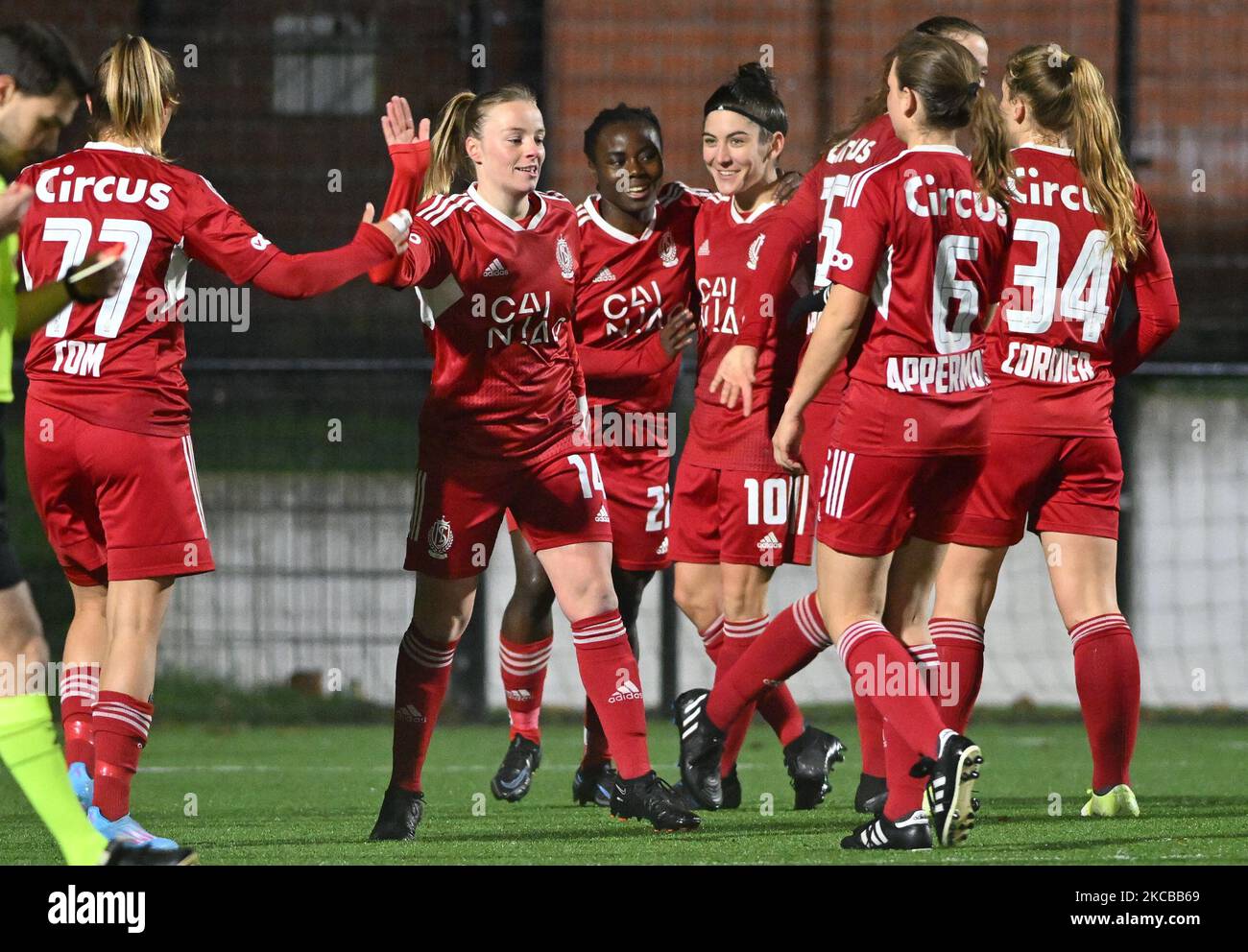 Noemie Gelders (10) of Standard pictured celebrating with teammates ...