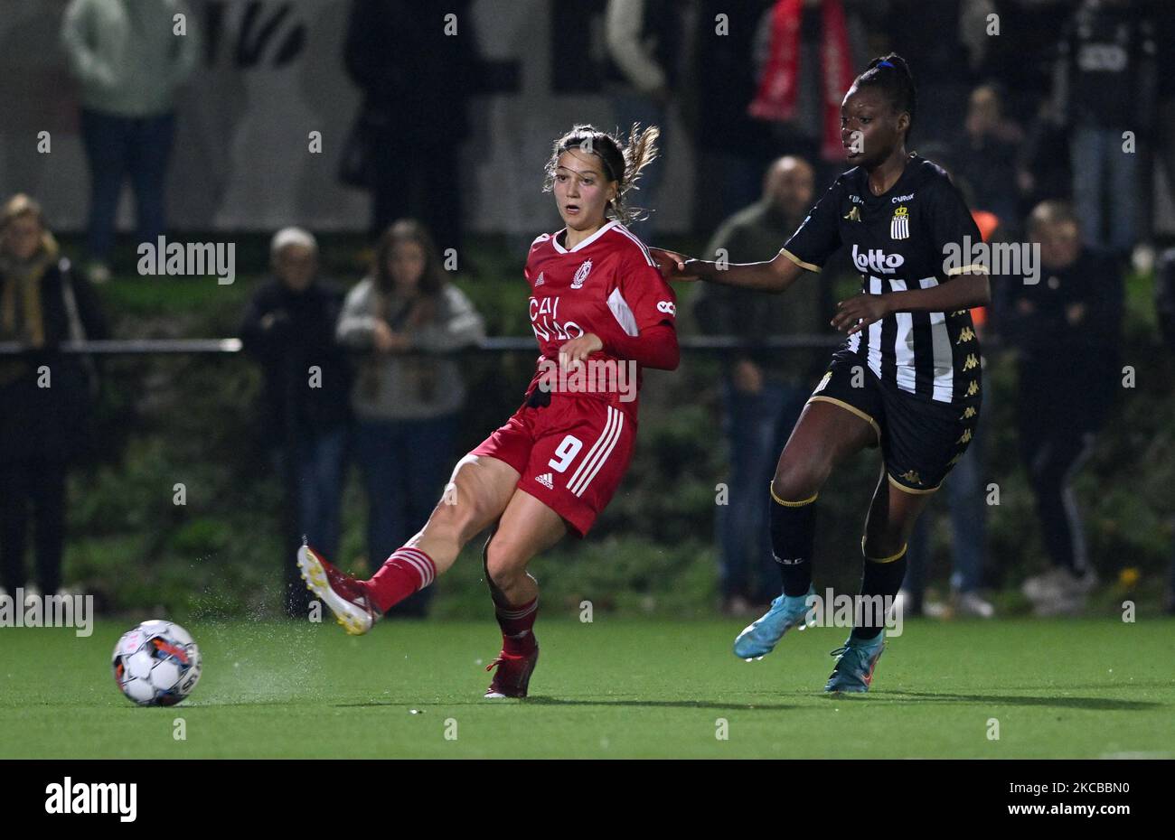 Laura Miller (9) of Standard and Francesca Lueya (8) of Charleroi ...