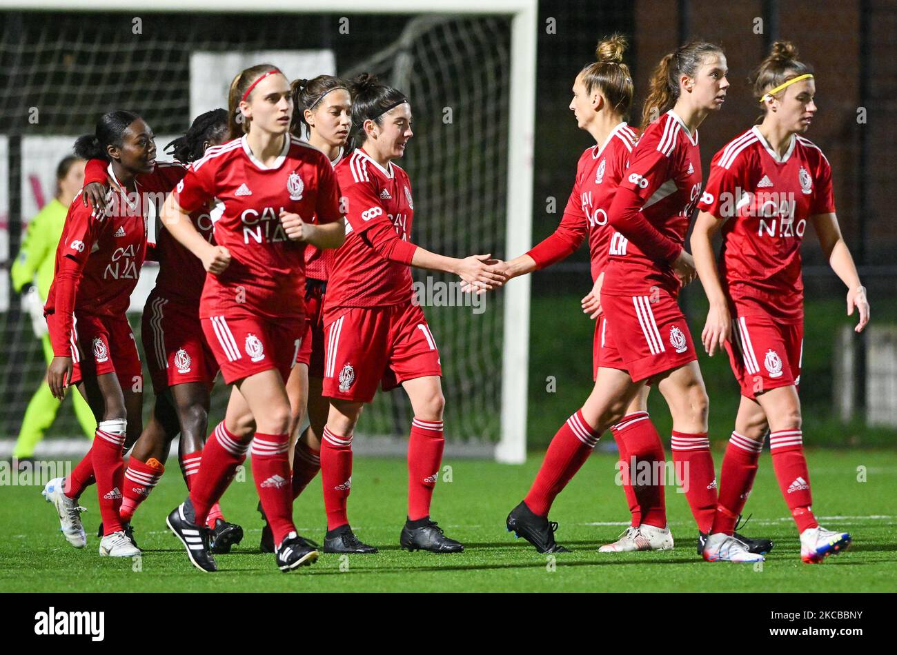Noemie Gelders (10) of Standard pictured celebrating with teammates ...