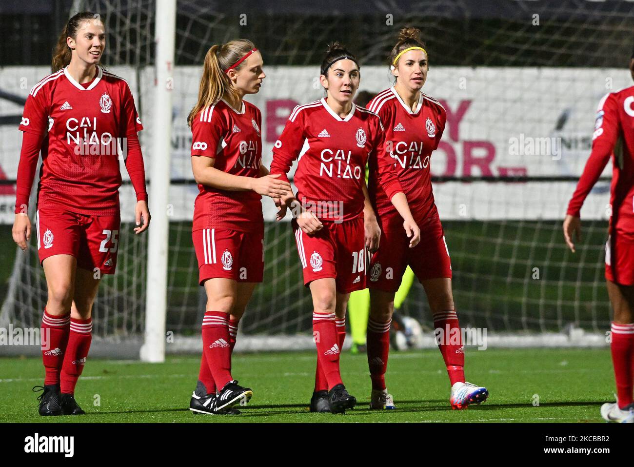 Noemie Gelders (10) of Standard pictured celebrating with teammates ...