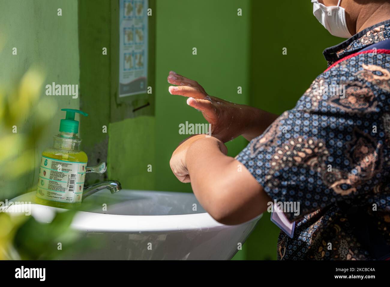 Student hand wash hands before leaving the school in a school in Depok ...