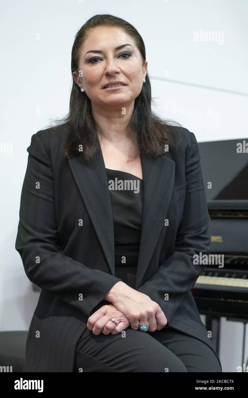 Soprano montserrat martinez caballe performs during the la isla hi-res ...